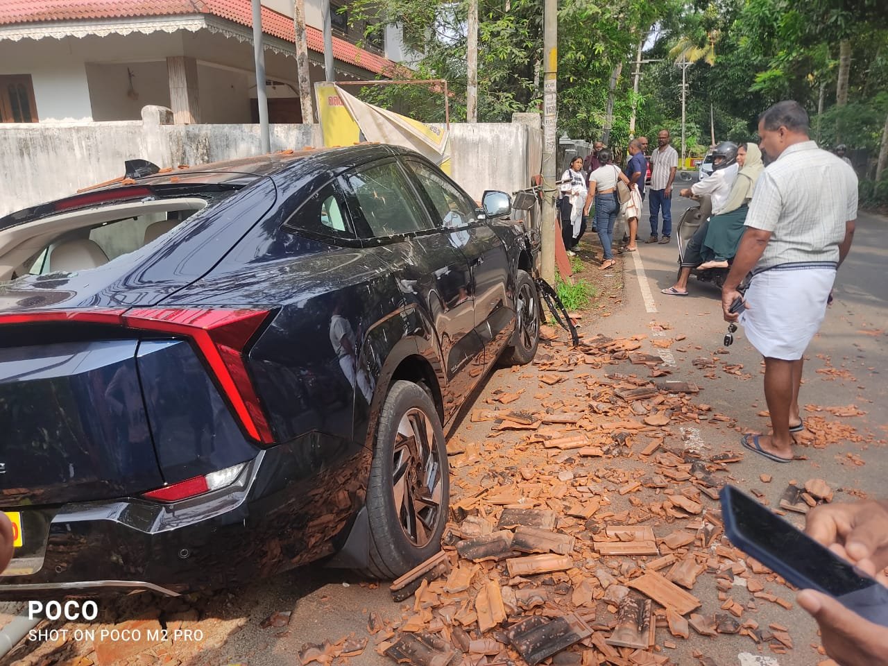 The out-of-control car crashed into the school gate on the roadside and ...